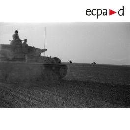 ImagesDéfense - Un char Panzer IV (Pz-IV Ausf-F1) passe entre la ...