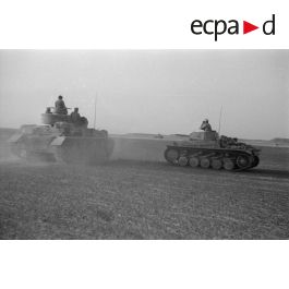 ImagesDéfense - Un char Panzer IV (Pz-IV Ausf-F1) passe entre la ...