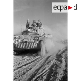 ImagesDéfense - Un char Panzer III (Pz-III Ausf-F) en pleine vitesse, l ...