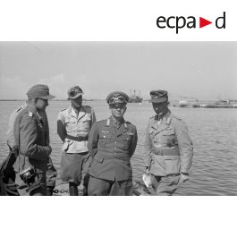 ImagesDéfense - Le général Stumme visite la ville et le port de Tobrouk ...