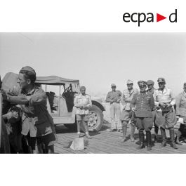 ImagesDéfense - Le général Stumme visite la ville et le port de Tobrouk ...