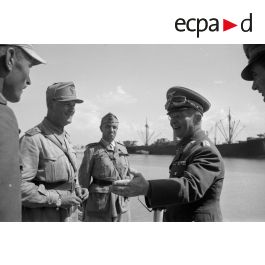 ImagesDéfense - Dans le port de Tobrouk, le général Stumme discute avec ...