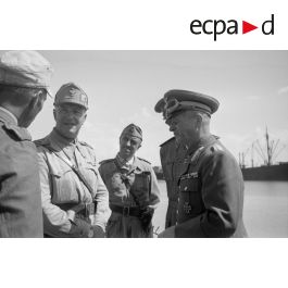 ImagesDéfense - Dans le port de Tobrouk, le général Stumme discute avec ...