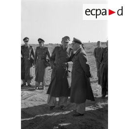 ImagesDéfense - Les maréchaux Rommel et Kesselring discutent, derrière ...