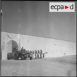 ImagesDéfense - Départ du Fort Flatters (Bordj Omar Driss) d'un groupe ...