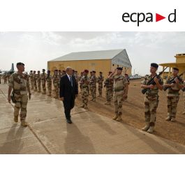 ImagesDéfense - Le ministre de la Défense Jean-Yves Le Drian passe en ...