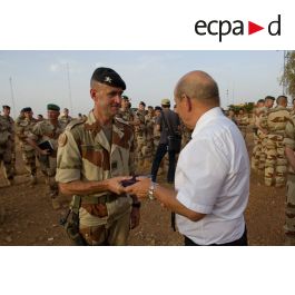 ImagesDéfense - Le ministre de la Défense Jean-Yves Le Drian offre un ...