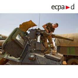 ImagesDéfense - Un pilote monte une mitrailleuse Browning M2 sur la ...