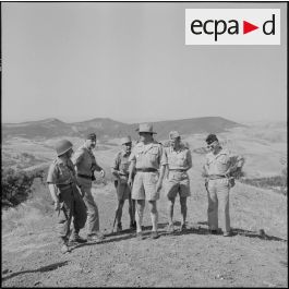 ImagesDéfense - Le général Simon entouré de ses officiers d'état-major.