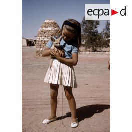 ImagesDéfense - Nicole, fille du lieutenant Barillet, avec un fennec ...
