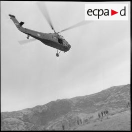 ImagesDéfense - Arrivée d'un hélicoptère Sikorsky S58 transportant des ...