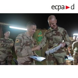 ImagesDéfense - Le colonel Rémi Pellabeuf remet le fanion du groupement ...