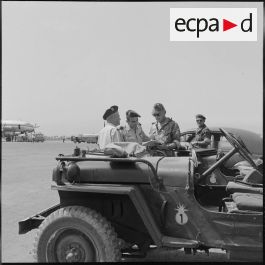 ImagesDéfense - Le général Gilles et le colonel Bigeard.