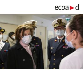 ImagesDéfense - Madame Florence Parly s'entretient avec une infirmière ...