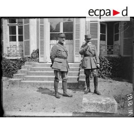 ImagesDéfense - Sarcus, le général Foch et le général Weygand. [légende ...