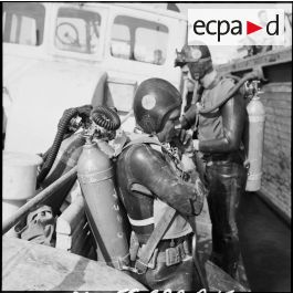 ImagesDéfense - Un nageur de combat du commando Hubert ajuste son ...