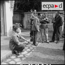 ImagesDéfense - Le général Beaufre reçoit les officiers de la Force A à ...