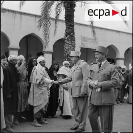 ImagesDéfense - Le colonel Katz en déplacement à Laghaout.