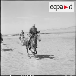 ImagesDéfense - Le colonel Katz à cheval, au galop, secteur de Laghouat.