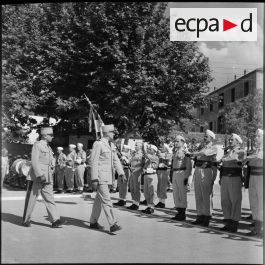 ImagesDéfense - Blida. Le général Allard et le colonel Desjours passent ...