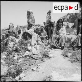 ImagesDéfense - Melouza, Algérie. Les femmes de la mechta Kasbah se sont réfugiées à Melouza ...