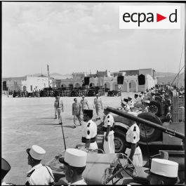 ImagesDéfense - Colomb-Béchar. Max Lejeune passe les troupes en revue.