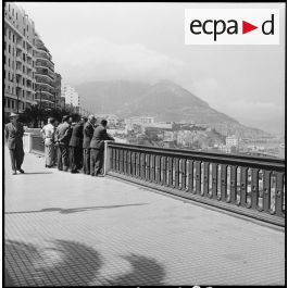 ImagesDéfense - Boulevard du front de mer ; vue sur le port d'Oran.
