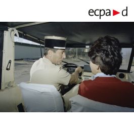 ImagesDéfense - Le colonel Gillis et un lieutenant. [Description en cours]