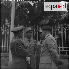 ImagesDéfense - Le général thaïlandais Senivongs, le commandant Fougas ...