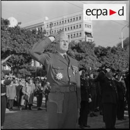 ImagesDéfense - Le salut du général Jacques Allard.