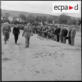 ImagesDéfense - Le colonel Jean-Robert Thomazo, représentant le général ...