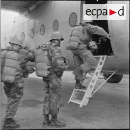 ImagesDéfense - Embarquement du stick à bord d'un avion de transport ...