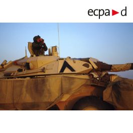 ImagesDéfense - Un chef de char de blindé de reconnaissance AMX-10 RC ...