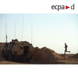ImagesDéfense - Un soldat court en arrière-plan d'un VAB-PC (poste de ...