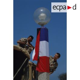 ImagesDéfense - Mise en place d'un drapeau français en décor sur un ...