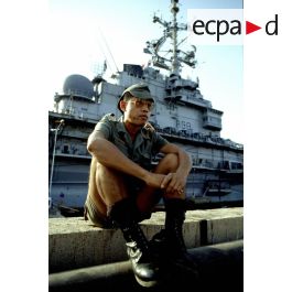ImagesDéfense - Soldat du 1er RI assis sur le quai, à Djibouti, devant ...