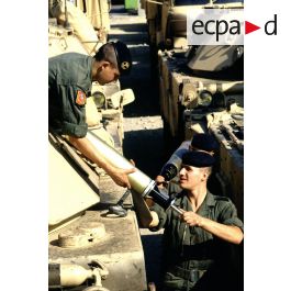 ImagesDéfense - Chargement d'obus-flèches OFL 105 (type APFSDS) pour ...