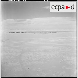ImagesDéfense - Paysage désertique avec l’oasis de Fort Flatters.