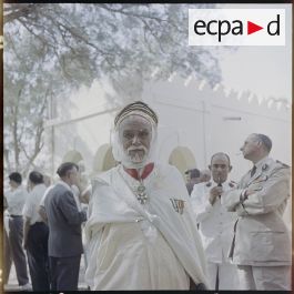 ImagesDéfense - Portrait du bachaga de Colomb-Béchar arborant ses ...