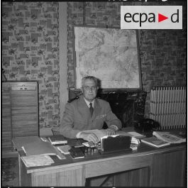 ImagesDéfense - Portrait du général Mubert à son bureau.