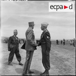 ImagesDéfense - Le général Jacques Allard félicite le colonel Blanchet.