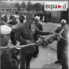 ImagesDéfense - Le général Jacques Allard au méchoui.