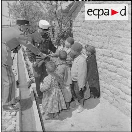 ImagesDéfense - Le colonel Legay distribue des gâteaux aux enfants de ...