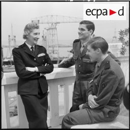 ImagesDéfense - La comtesse Ladislas du Luart s'entretient avec deux ...