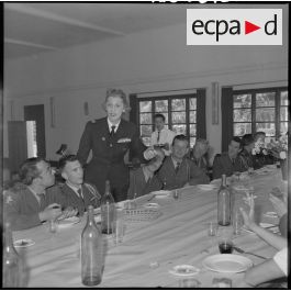 ImagesDéfense - La comtesse du Luart parmi les légionnaires pendant le ...