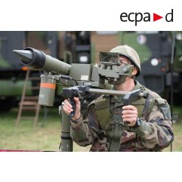 ImagesDéfense - Pointeur-viseur d'une pièce Mistral équipée du viseur ...