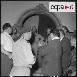 ImagesDéfense - Le général Gilles vient de calmer la foule.