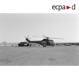 ImagesDéfense - Un hélicoptère Puma Pirate au décollage sur la base d ...