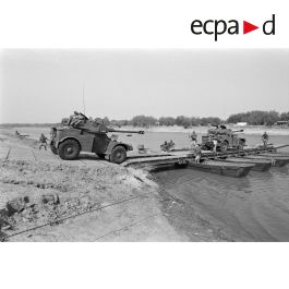 ImagesDéfense - Chargement d'automitrailleuses du 1er escadron du 1er ...