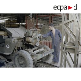 ImagesDéfense - Un mécanicien de la Direction des Services Techniques ...